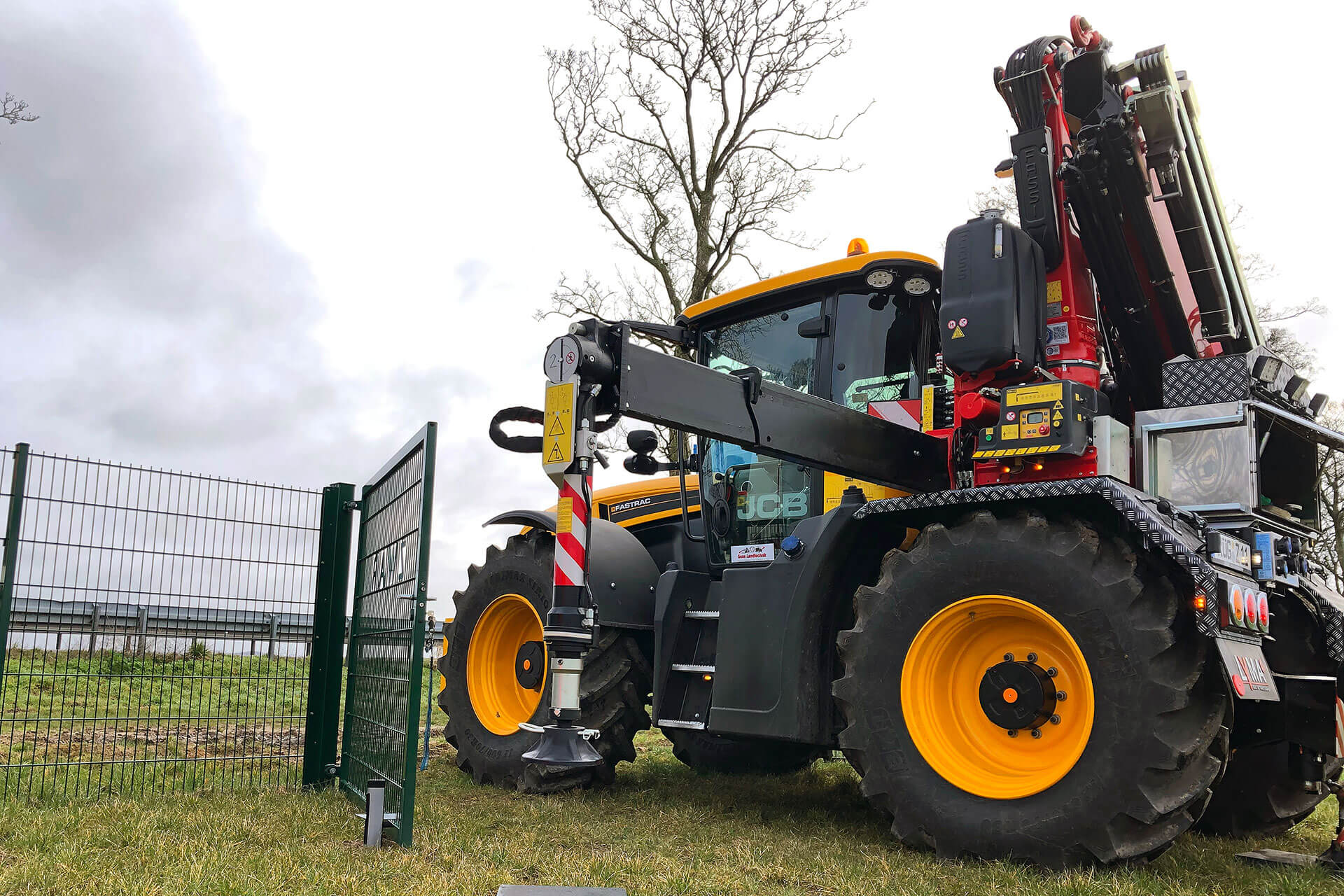 JCB 4190 Fastrac im Einsatz mit Fassi F135 Ladekran - PROTRADER.ONE