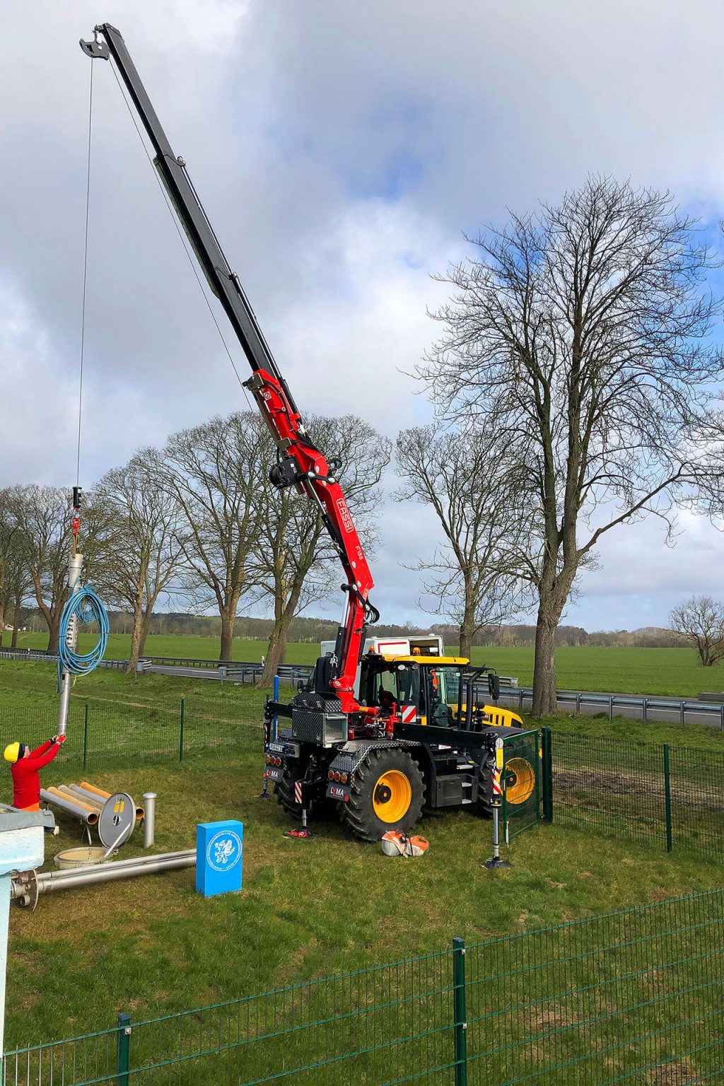 JCB 4190 Fastrac im Einsatz mit Fassi F135 Ladekran - PROTRADER.ONE