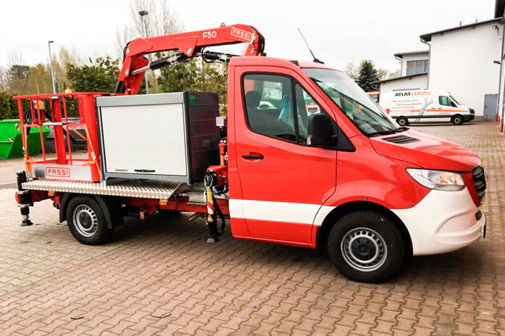 Kompakter Fassi-Kran mit Arbeitsbühne | PROTRADER.ONE Top-Story